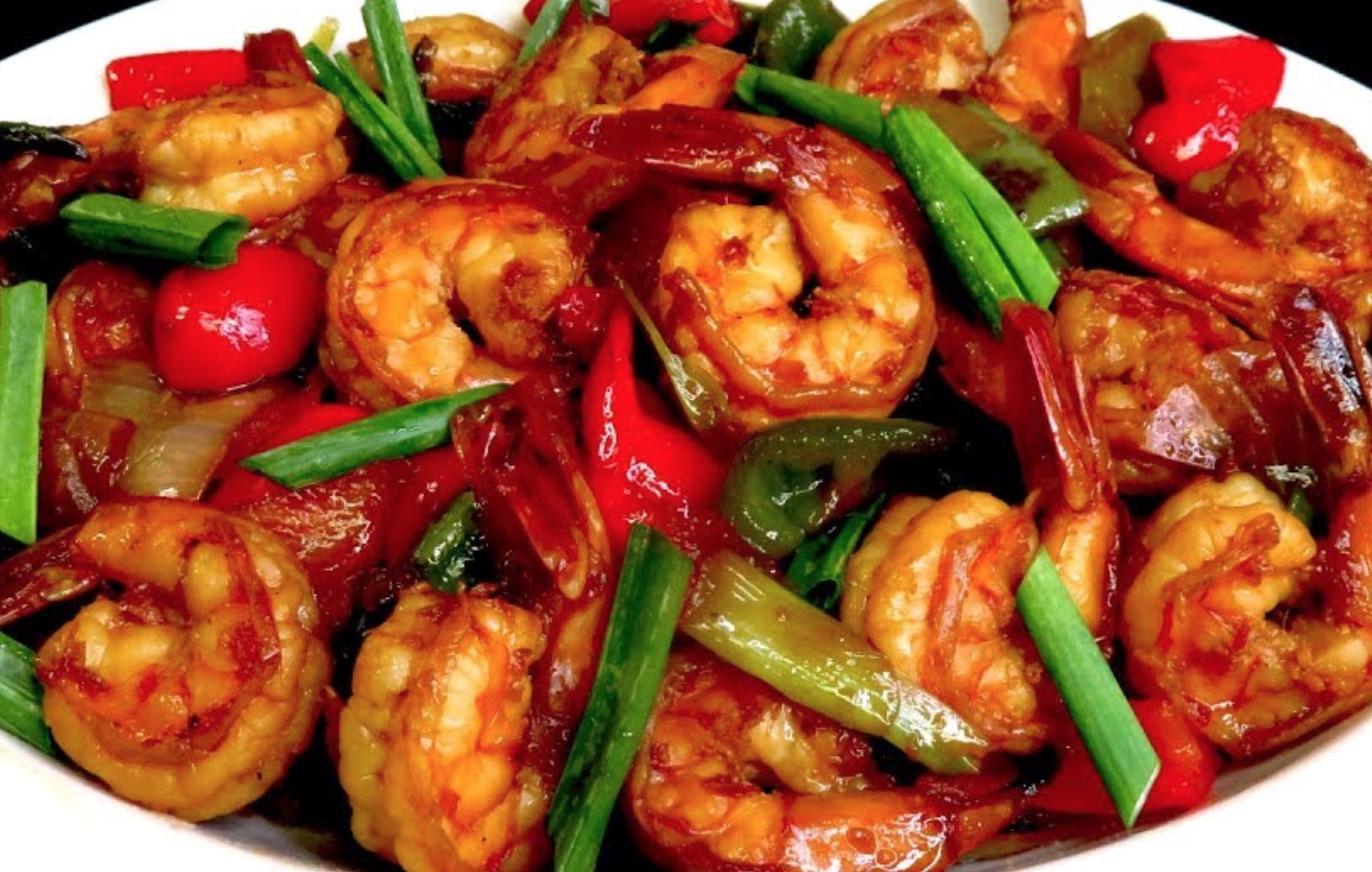 Camarones fritos con vegetales estilo asiático