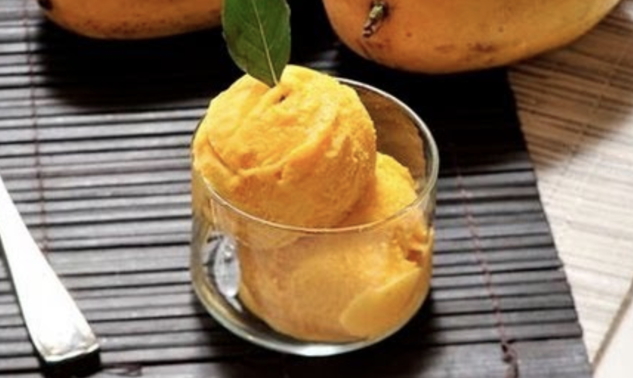 Helado de mango con leche condensada preparación en casa