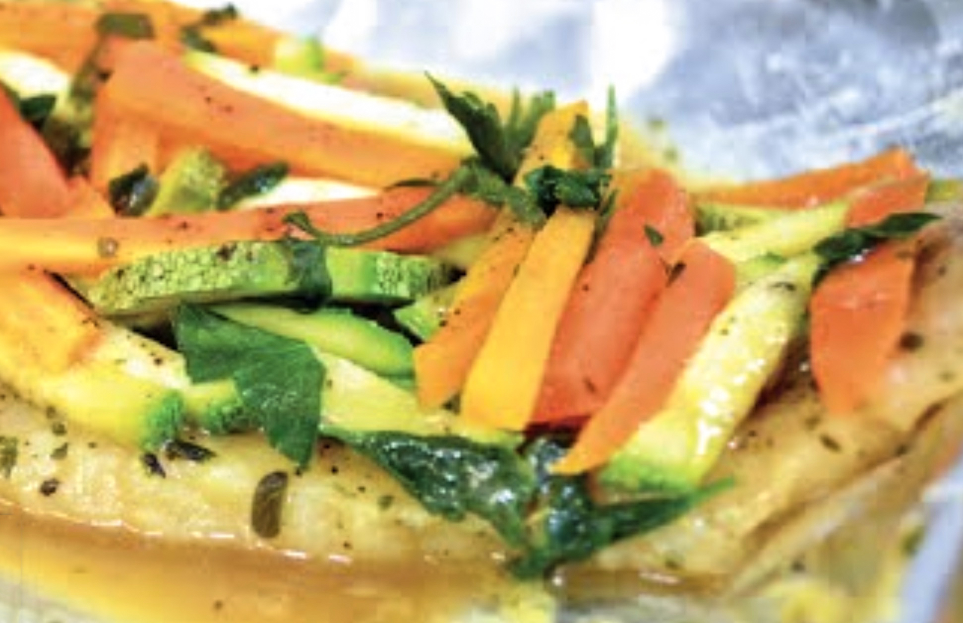 Cómo preparar un pescado empapelado