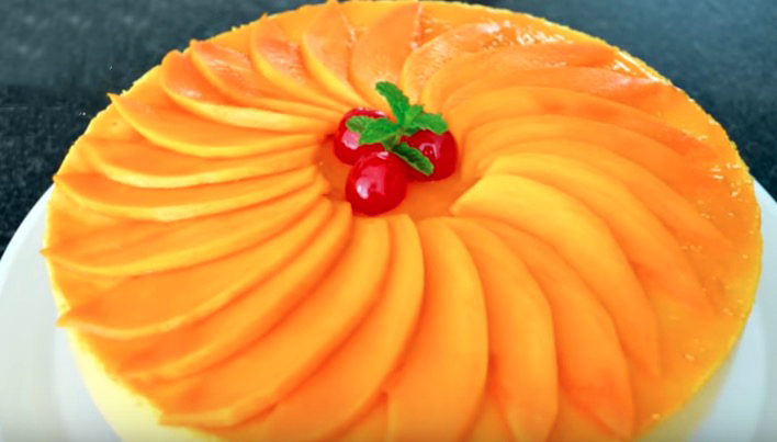 Torta de mango sin horno hecha en la cocina