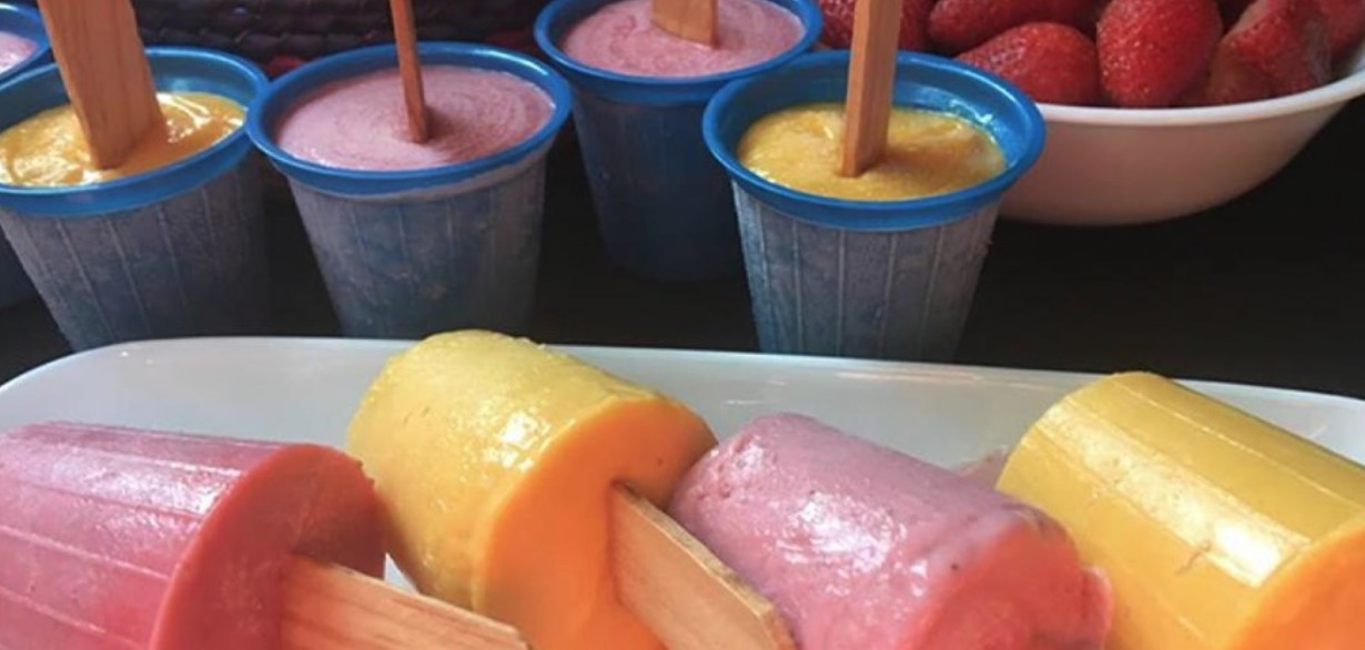 Paletas heladas de mango y fresas Paletas heladas de mango y fresas