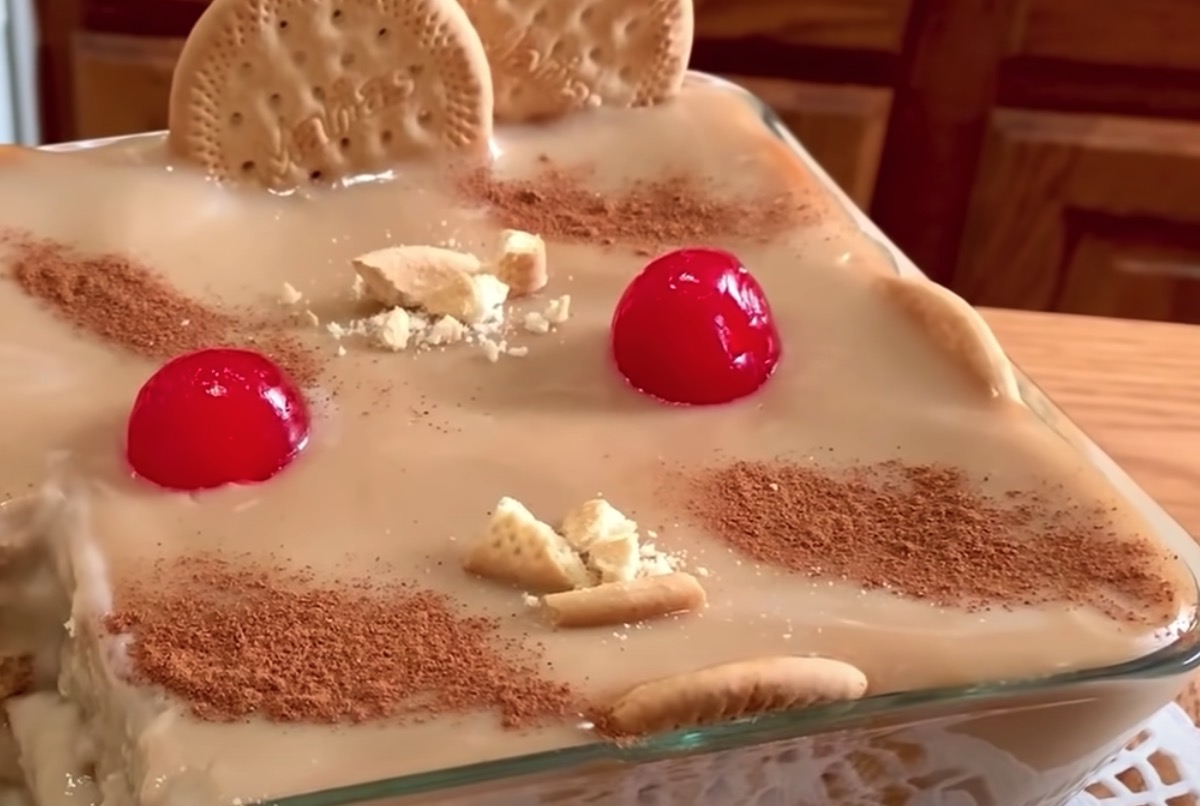 Postre frio de cafe cremoso con galletas maria