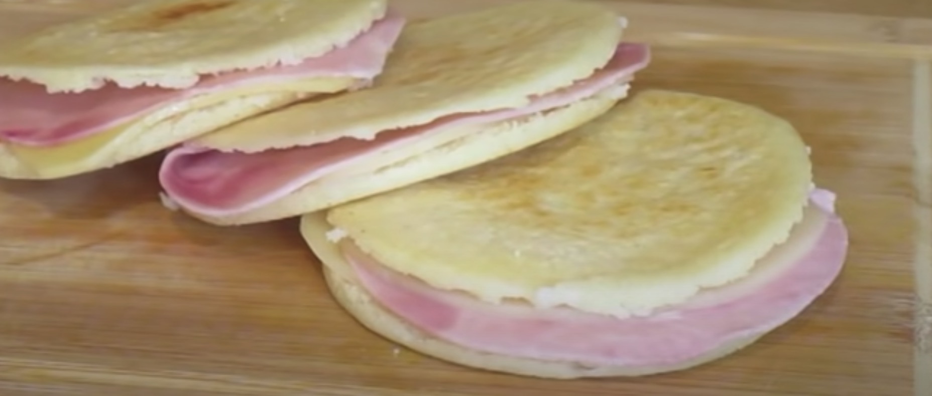 Arepas colombianas de jamón y queso