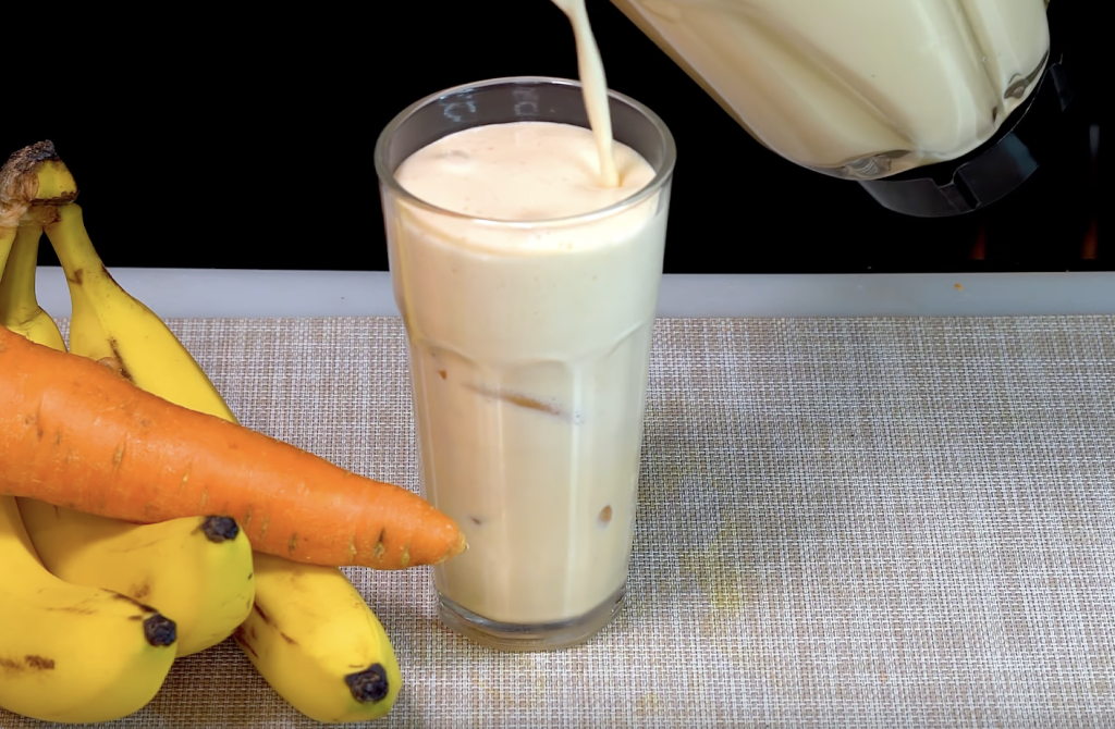 Batido delicioso y nutritivo hecho con zanahoria y guineo